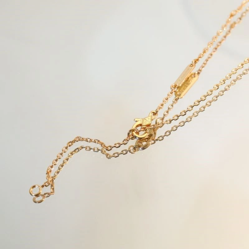 Indistinguishable Vca Necklaces