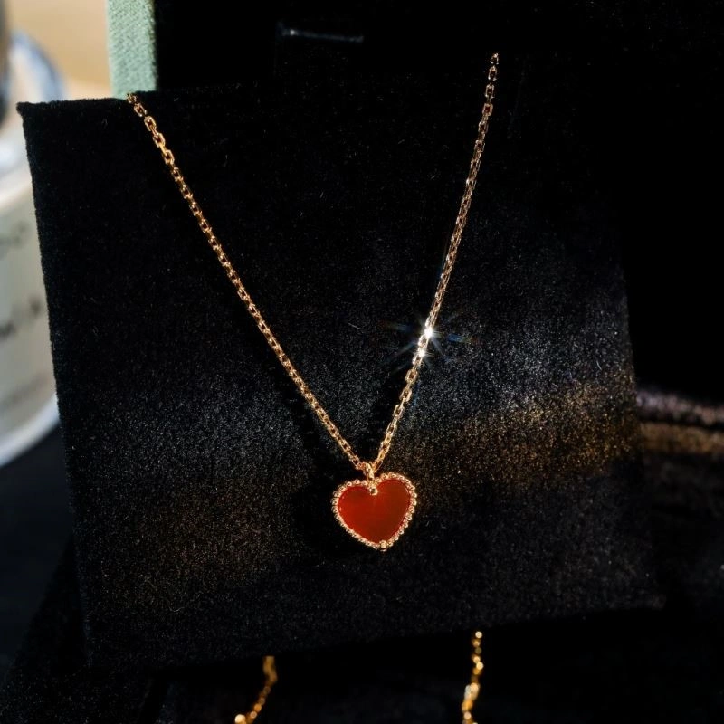 Accurate model Vca Necklaces