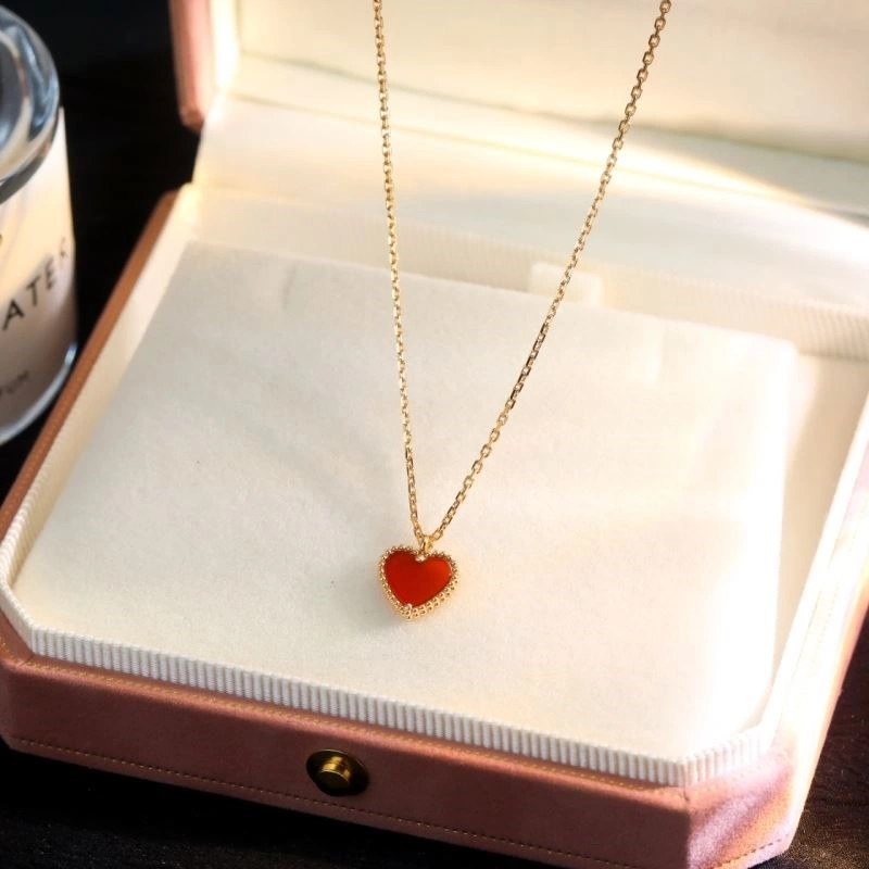 Accurate model Vca Necklaces