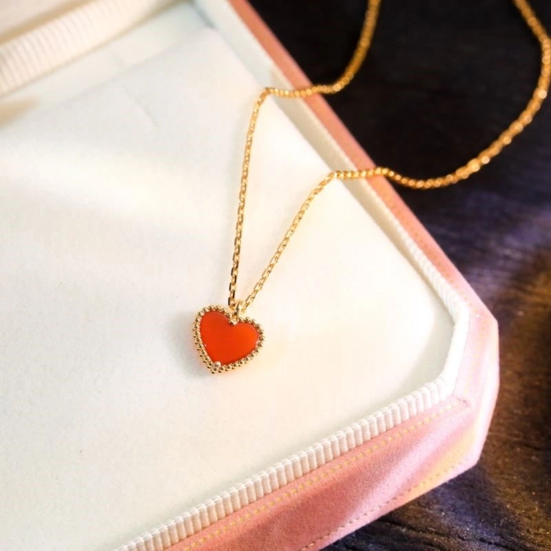 Accurate model Vca Necklaces