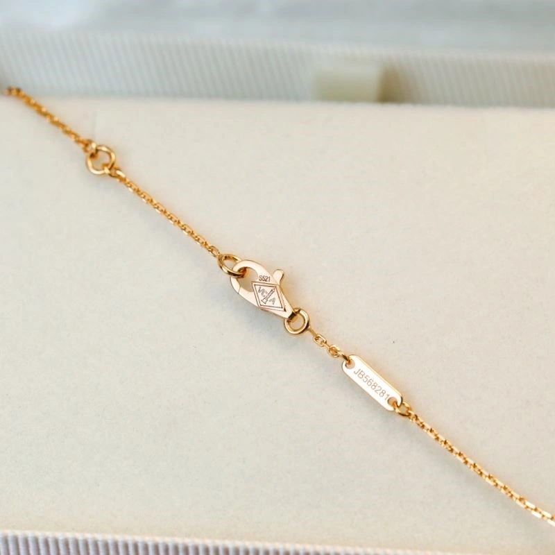 Accurate model Vca Necklaces