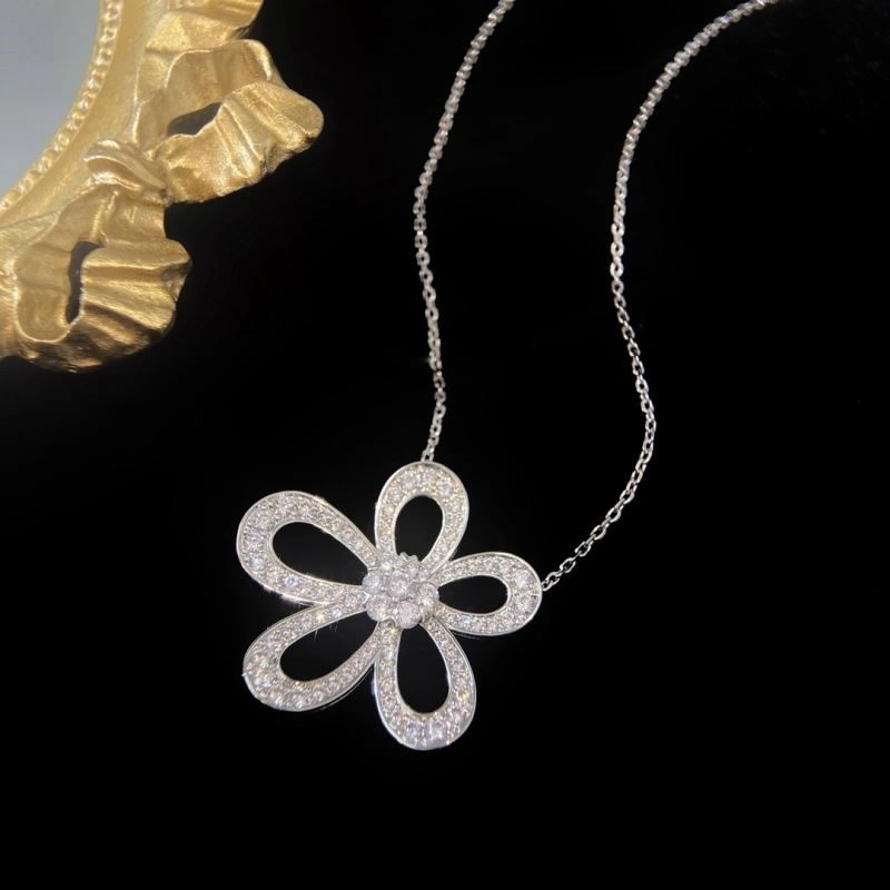 Accurate model Vca Necklaces