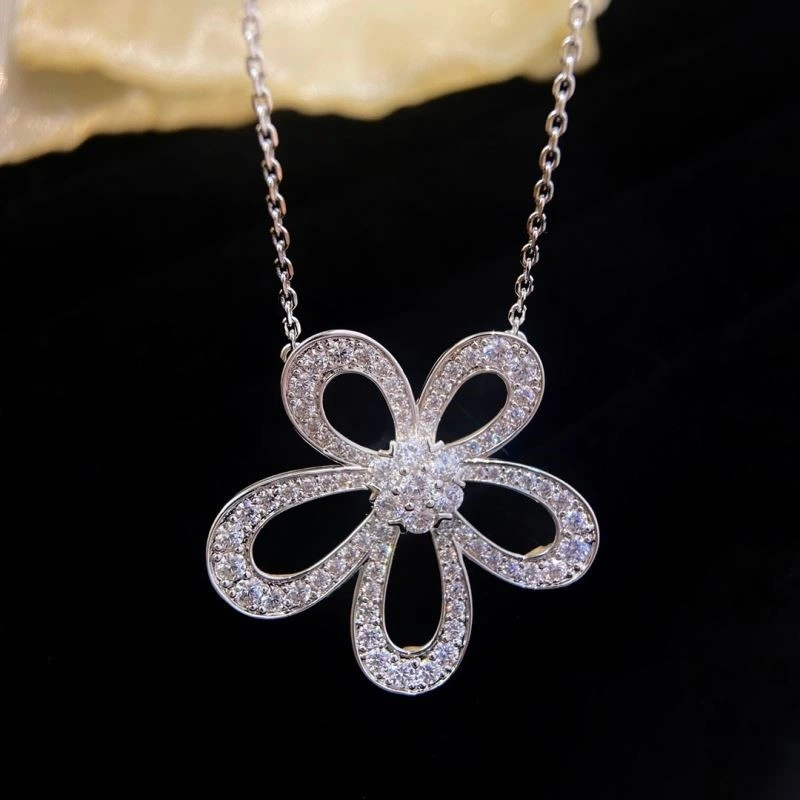 Accurate model Vca Necklaces