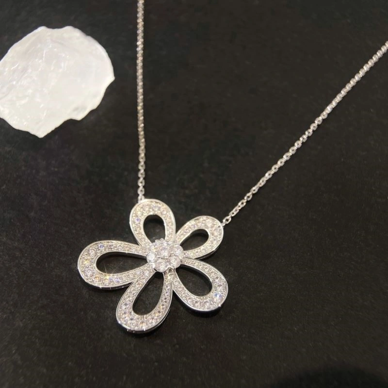 Accurate model Vca Necklaces