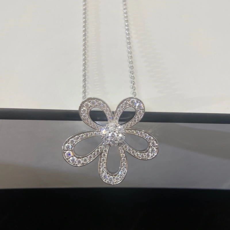Accurate model Vca Necklaces