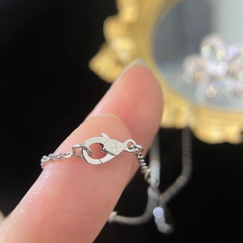 Accurate model Vca Necklaces