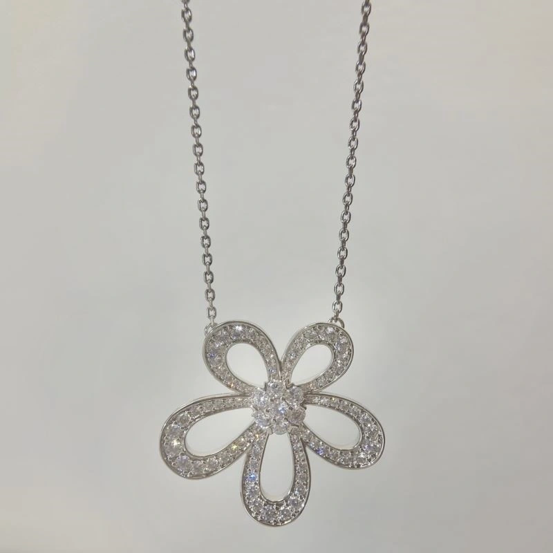 Accurate model Vca Necklaces
