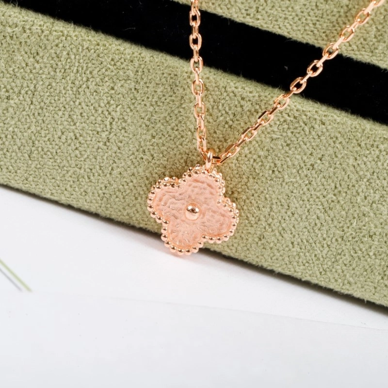 Indistinguishable Vca Necklaces