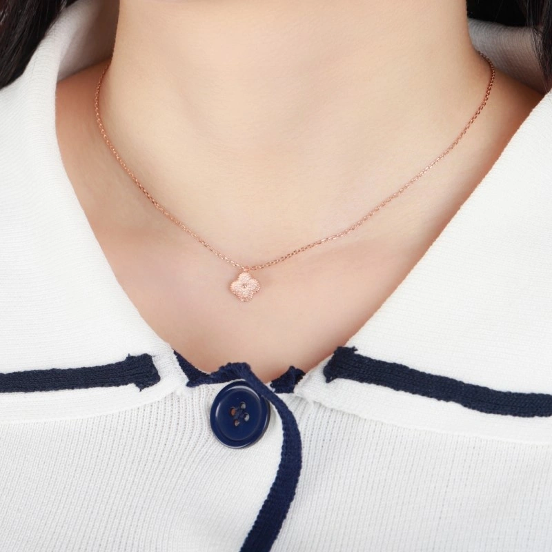 Indistinguishable Vca Necklaces