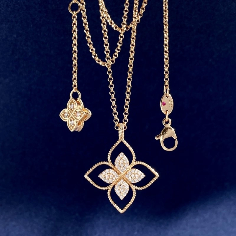 Indistinguishable Vca Necklaces