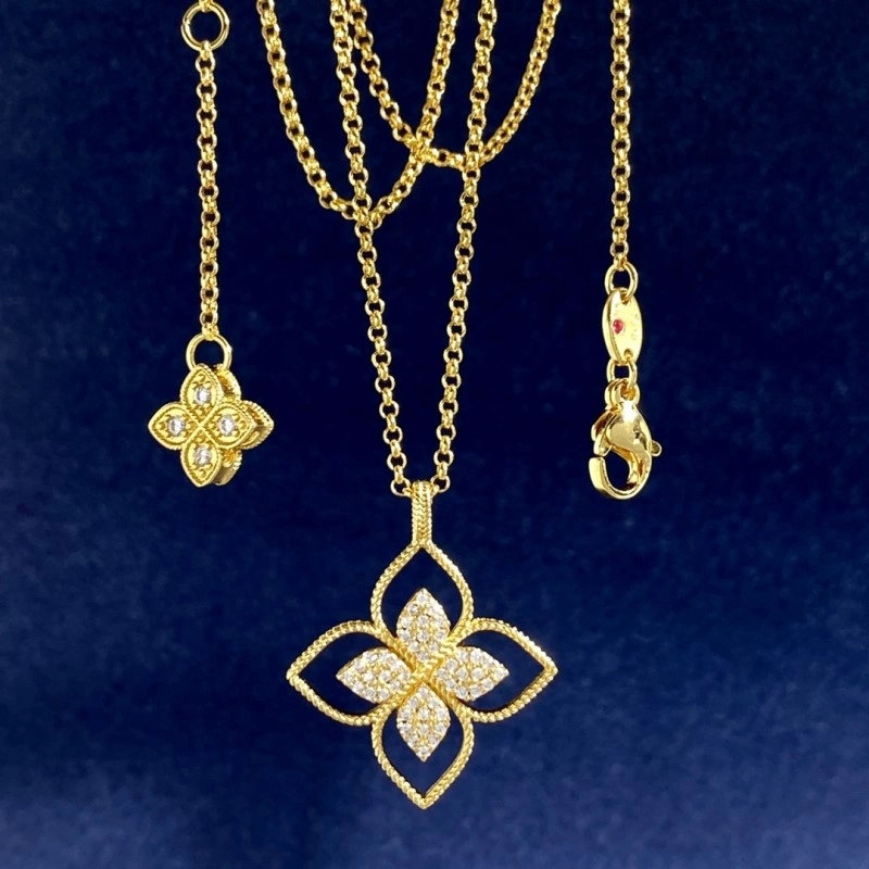 Indistinguishable Vca Necklaces