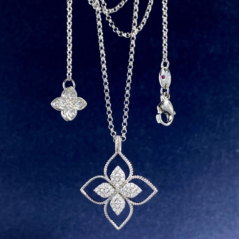 Indistinguishable Vca Necklaces