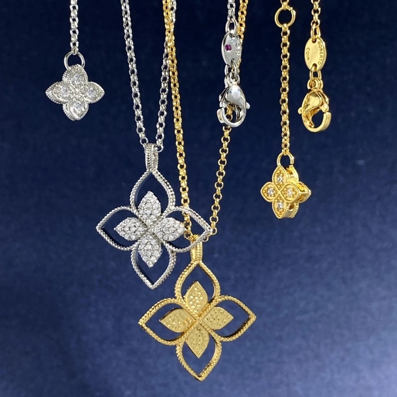 Indistinguishable Vca Necklaces