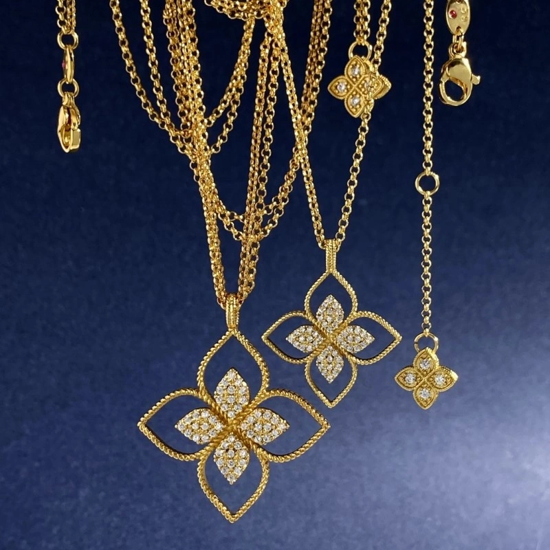 Indistinguishable Vca Necklaces