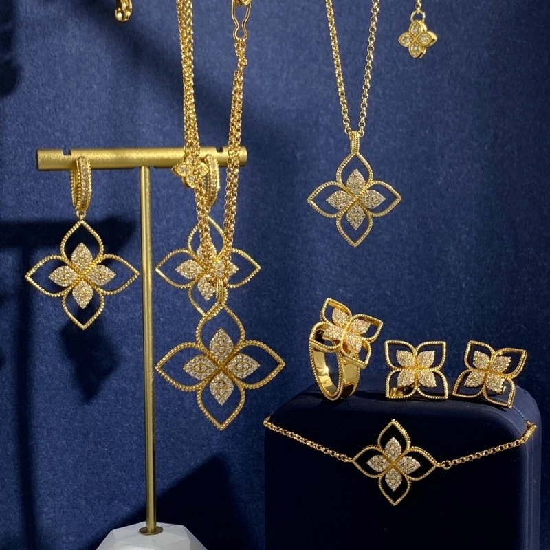 Indistinguishable Vca Necklaces