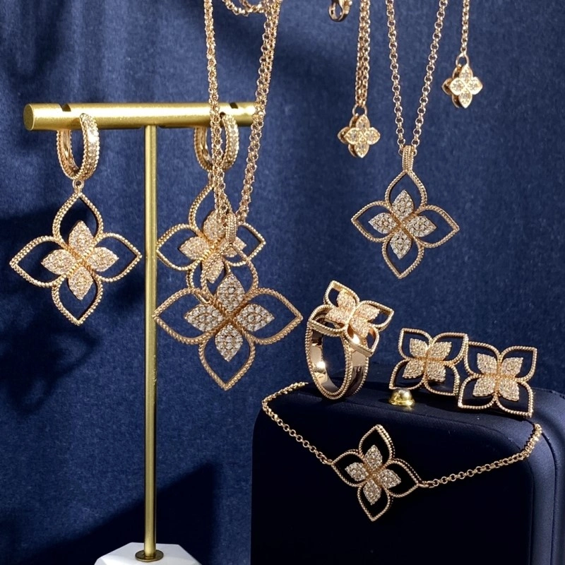 Indistinguishable Vca Necklaces