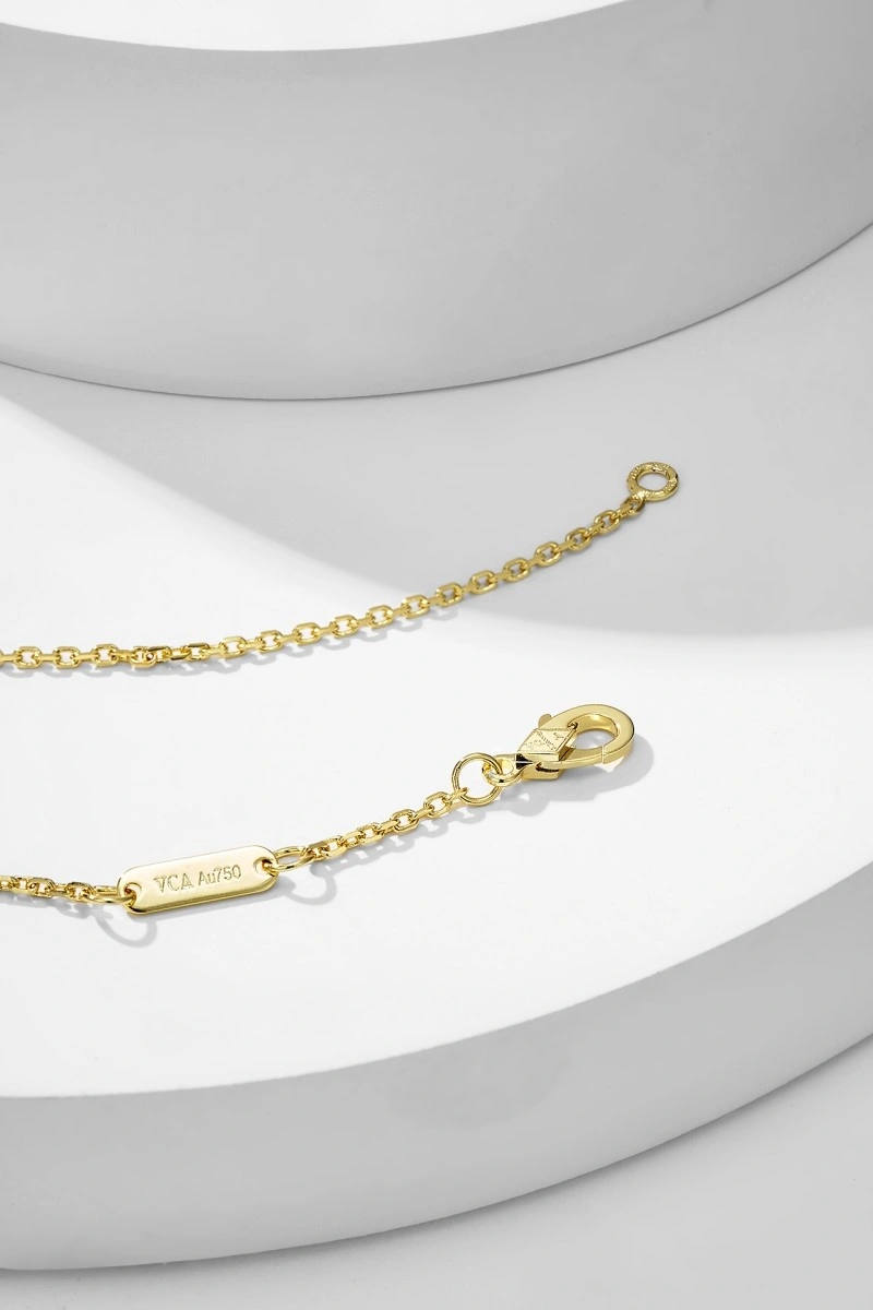 Indistinguishable Vca Necklaces