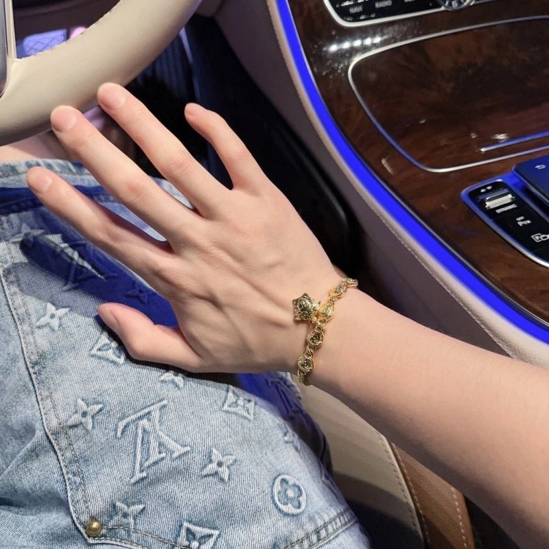 Low-cost Versace Bracelets
