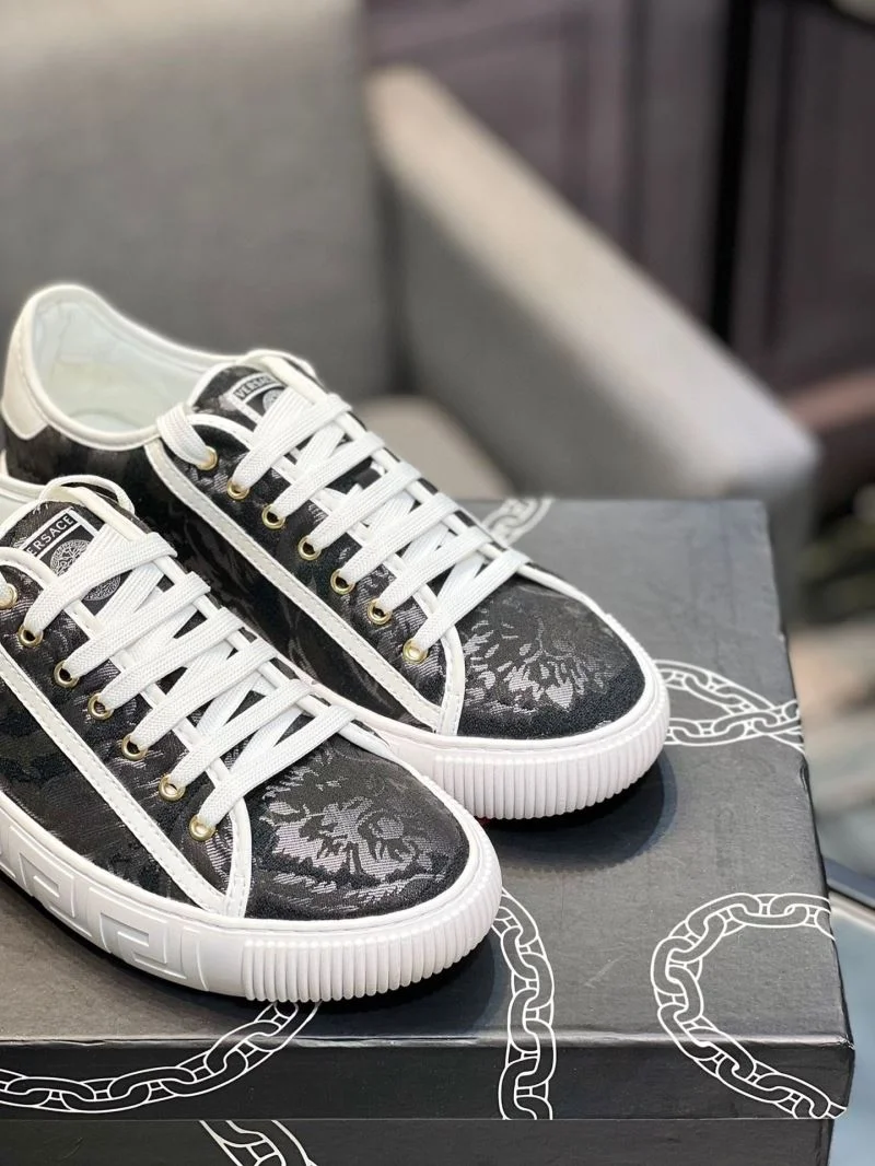 Accurate model Versace Low Shoes