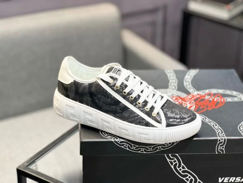 Accurate model Versace Low Shoes