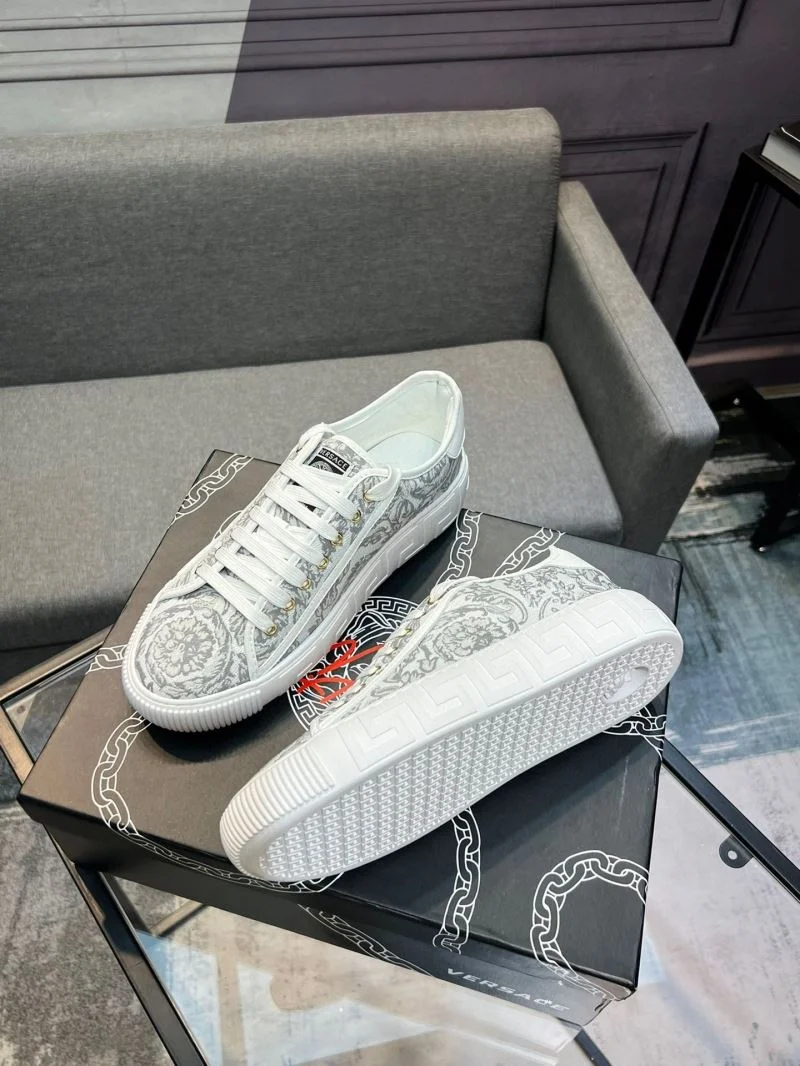 Accurate model Versace Low Shoes