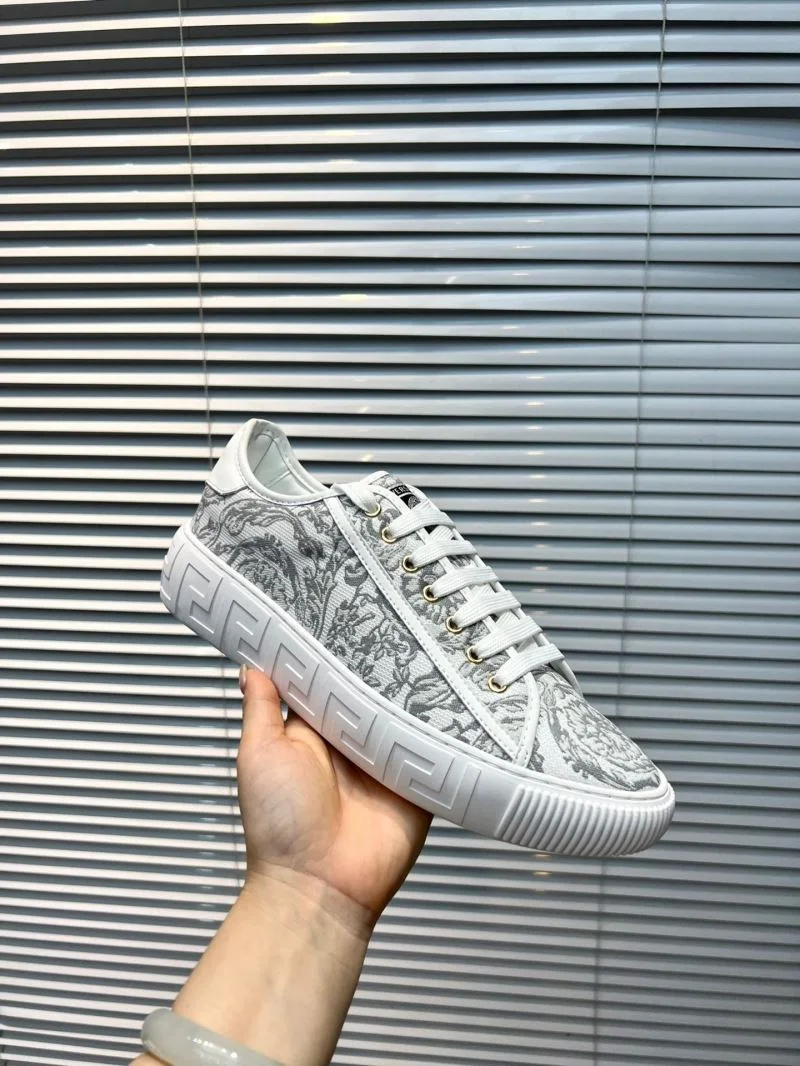 Accurate model Versace Low Shoes