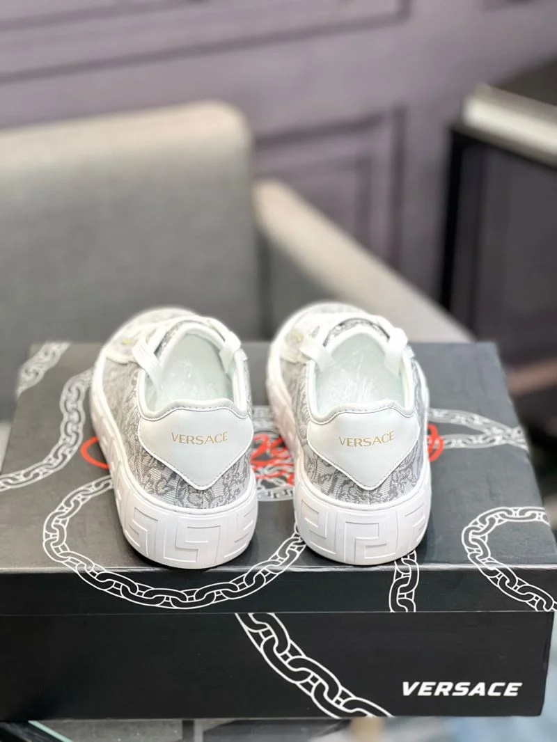 Accurate model Versace Low Shoes