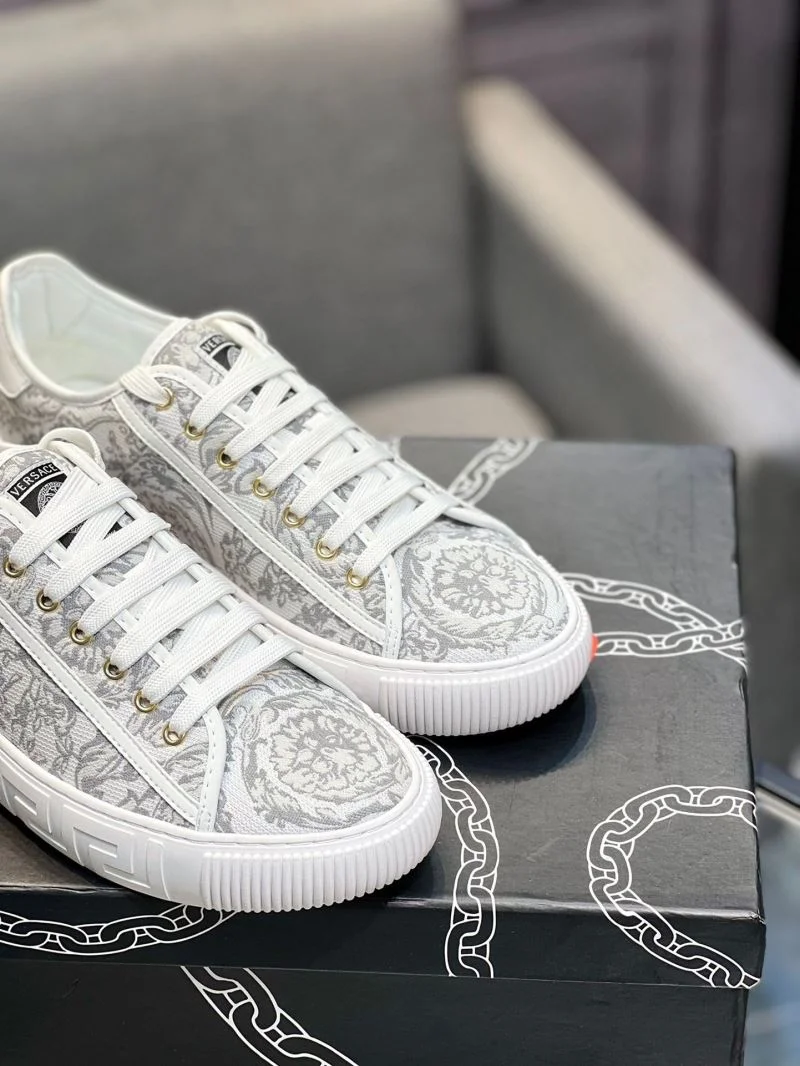Accurate model Versace Low Shoes