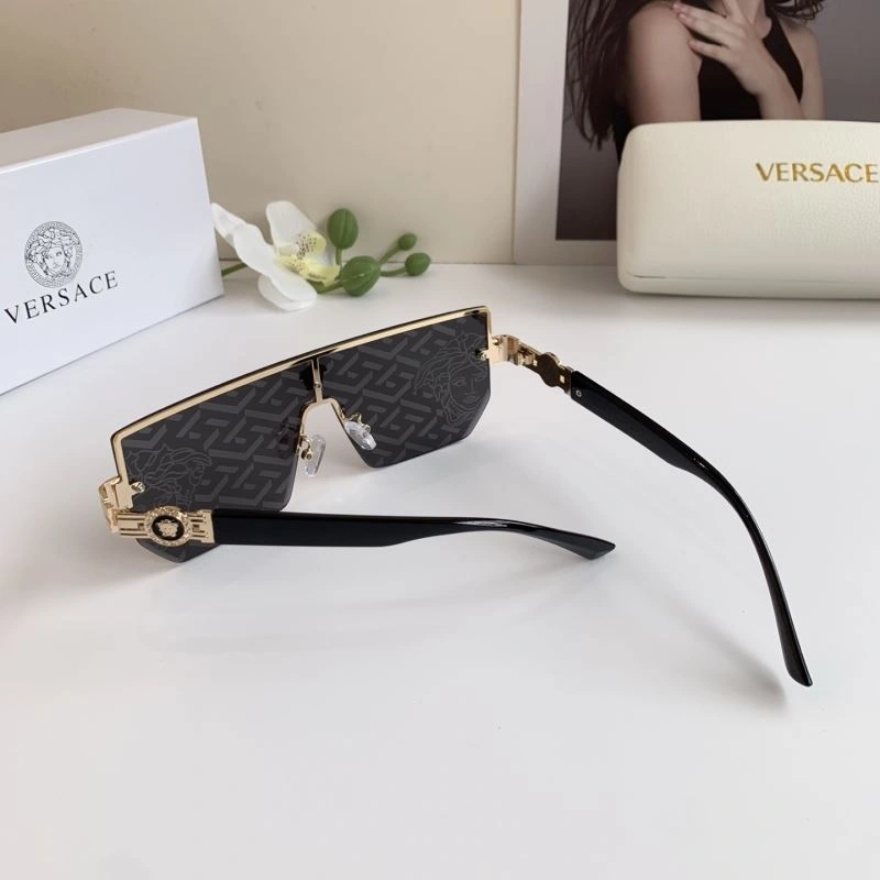 Accurate model Versace Sunglasses