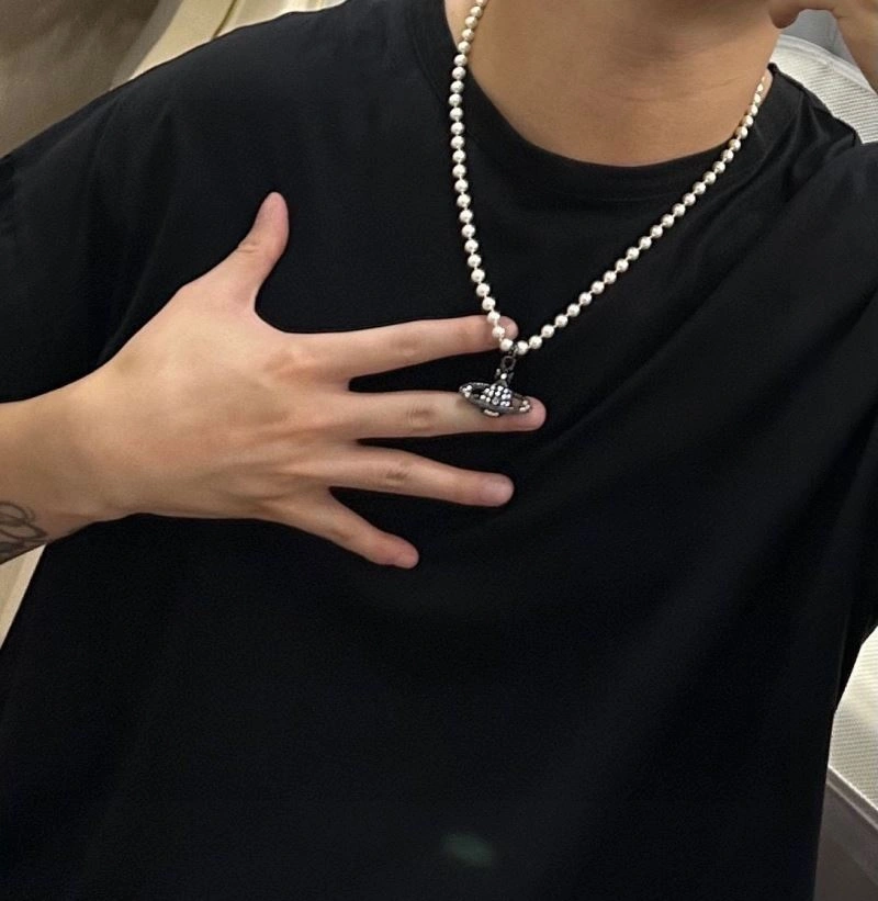 Accurate model Vivienne Westwood Necklaces