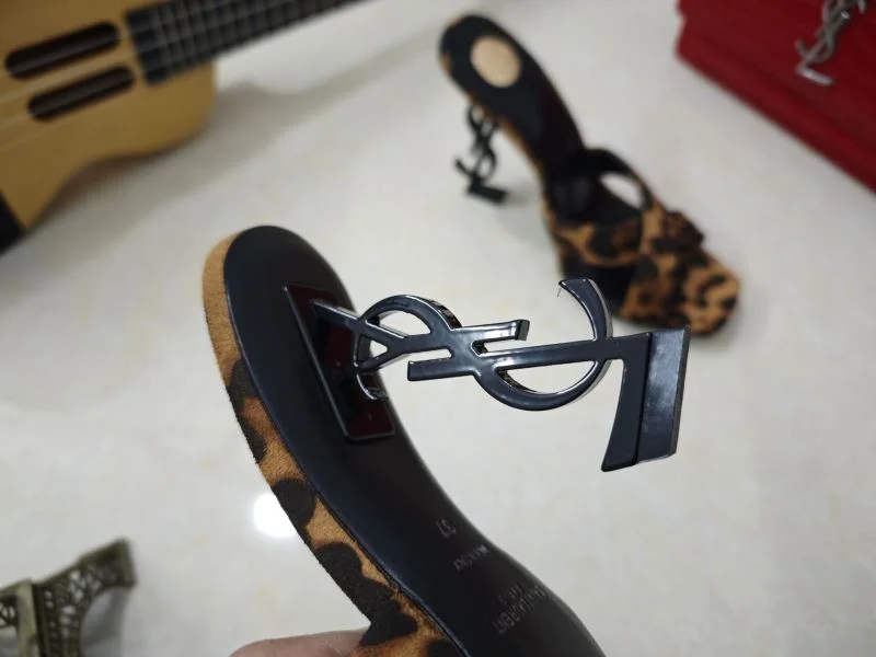 Accurate model Ysl Sandals